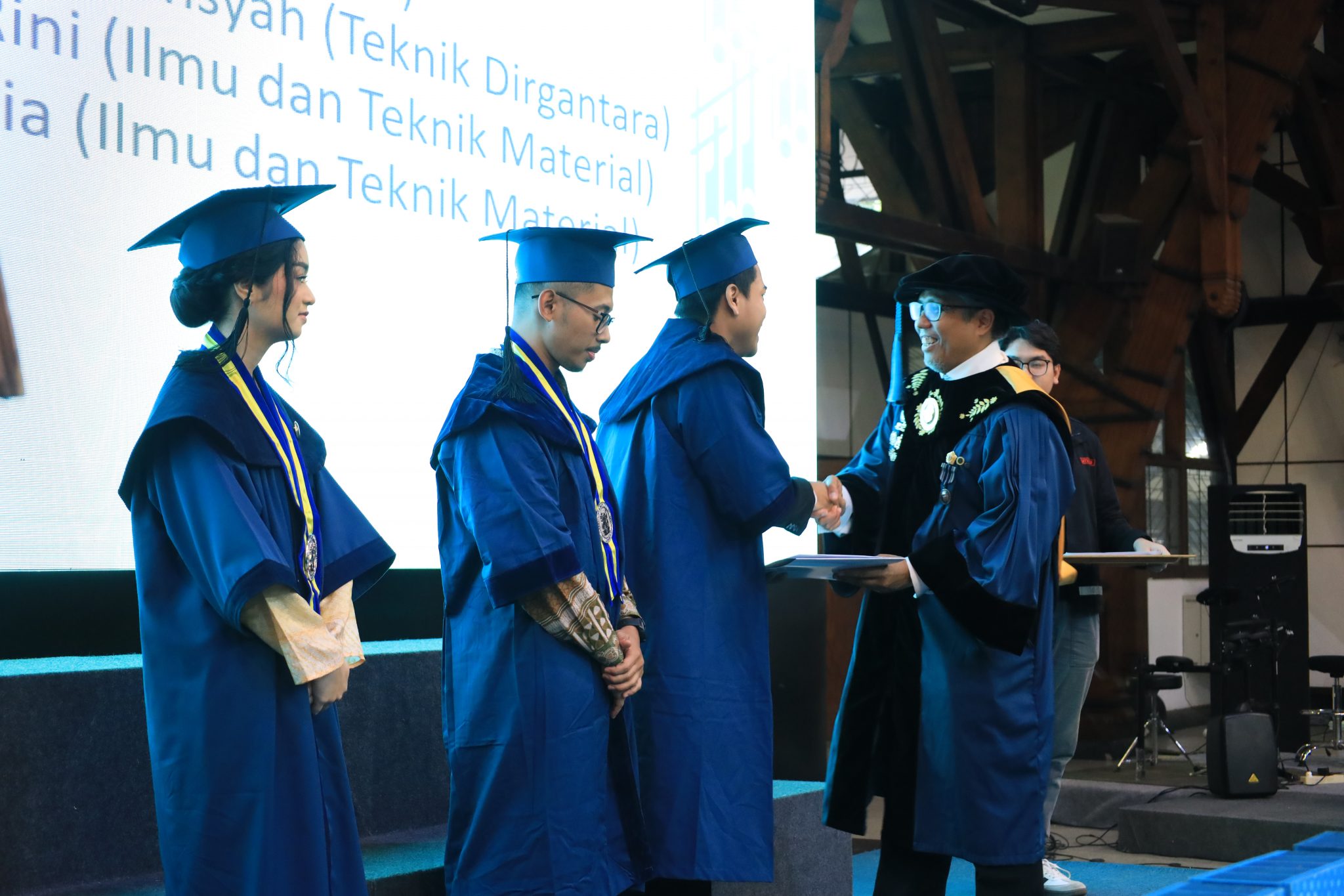 Penuh Sukacita dan Bertabur Penghargaan pada Perayaan Wisuda April 2024